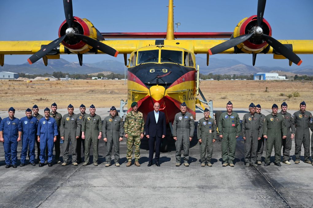 Επίσκεψη ΥΕΘΑ Νίκου Δένδια στην 355 Μοίρα Τακτικών Μεταφορών της 112 ...