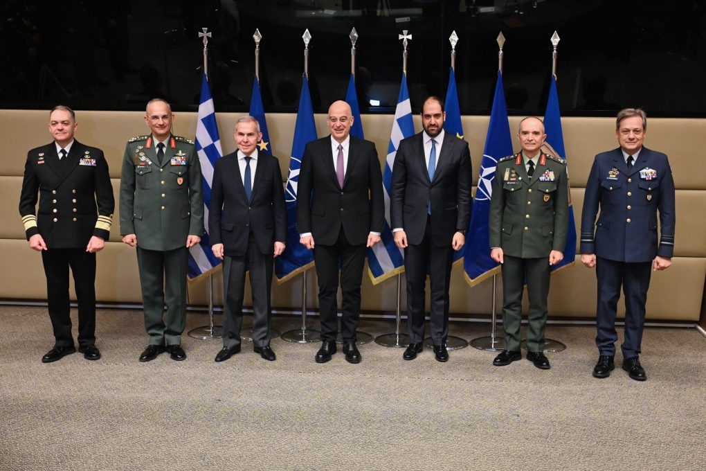 Παρουσία ΥΕΘΑ Ν. Δένδια στην τελετή αποχώρησης του πρώην ΥΦΕΘΑ και νυν ...