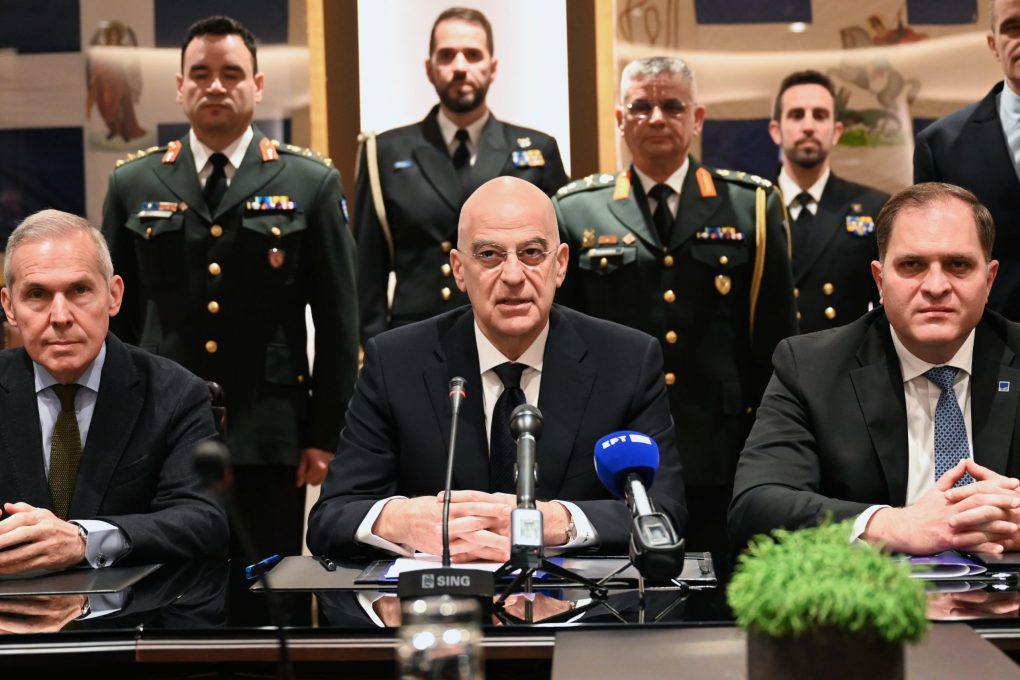 Υπογραφή από τον ΥΕΘΑ Ν. Δένδια και τον Διοικητή της ΑΑΔΕ Γ. Πιτσιλή ...