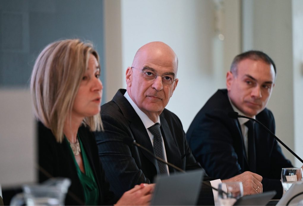Συμμετοχή ΥΕΘΑ Νίκου Δένδια σε δημόσια συζήτηση στο Κολλέγιο της ...