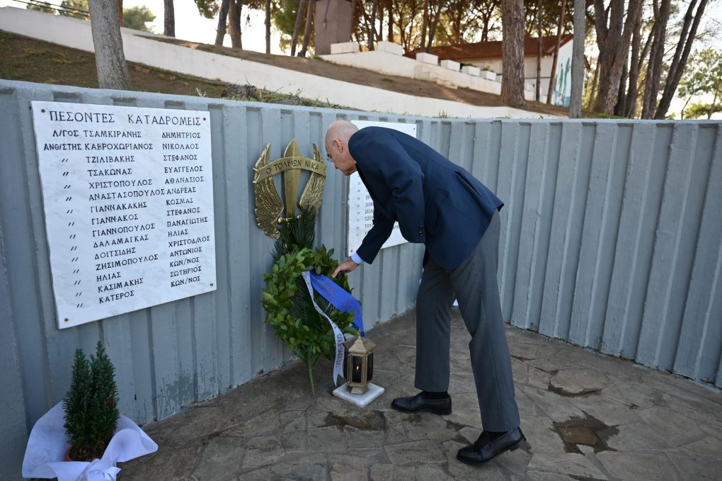 Επίσκεψη ΥΕΘΑ Νίκου Δένδια στην 1η ΜΑΛ και κατάθεση στεφάνου στο ...