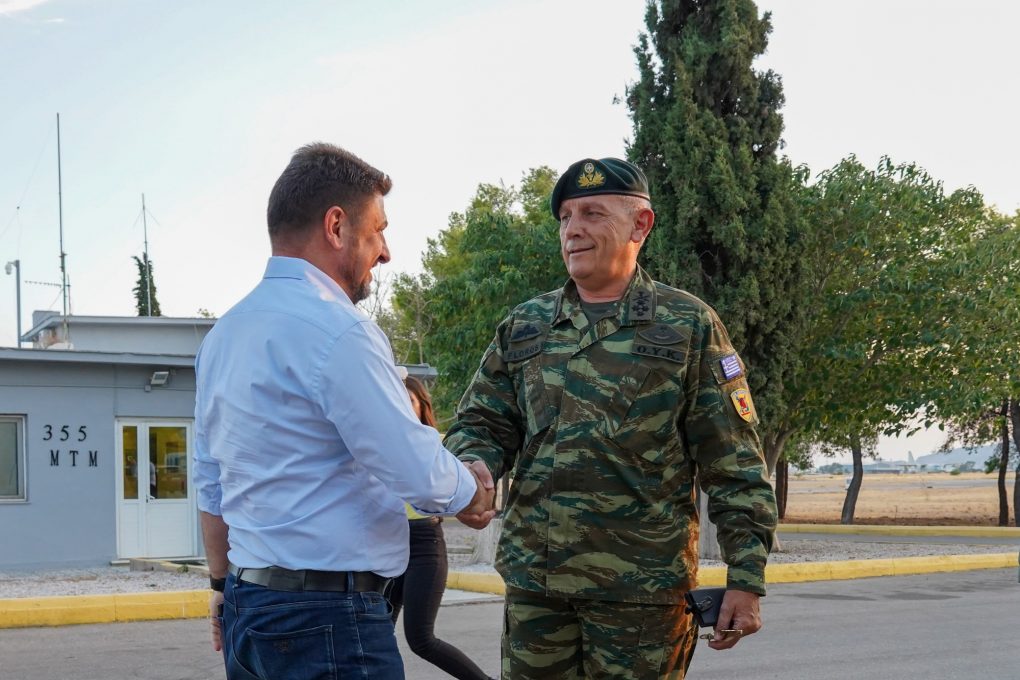 Ο ΥΦΕΘΑ Νικόλαος Χαρδαλιάς στην έδρα της 355 Μοίρας Τακτικών Μεταφορών ...