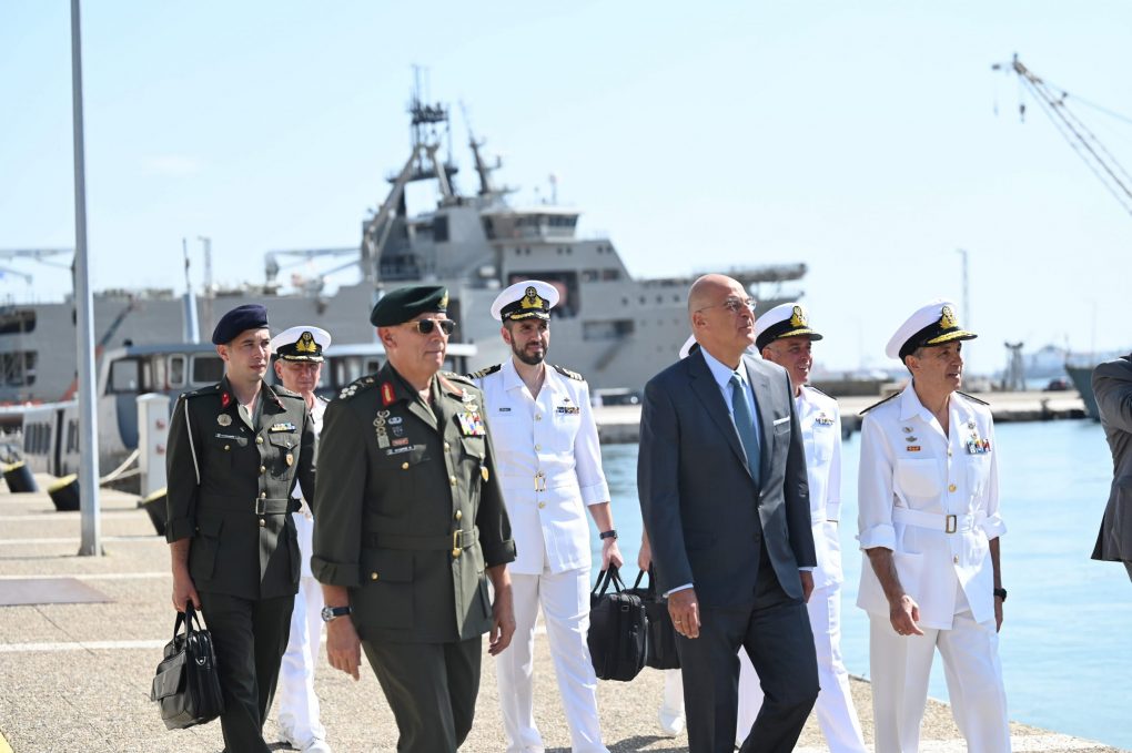 Ο ΥΕΘΑ Ν. Δένδιας στην τελετή υπογραφής ένταξης του Πλοίου Γενικής ...