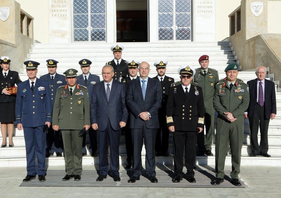 Η μεικτή μπάντα των Ενόπλων Δυνάμεων έψαλλε τα Χριστουγεννιάτικα ...