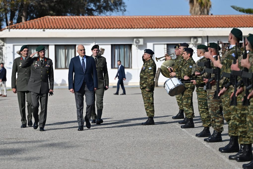 Επίσκεψη ΥΕΘΑ Νίκου Δένδια στην 1η ΜΑΛ και κατάθεση στεφάνου στο ...