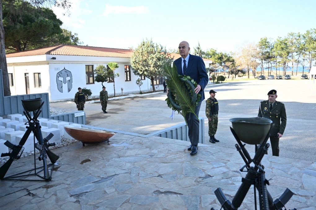 Επίσκεψη ΥΕΘΑ Νίκου Δένδια στην 1η ΜΑΛ και κατάθεση στεφάνου στο ...