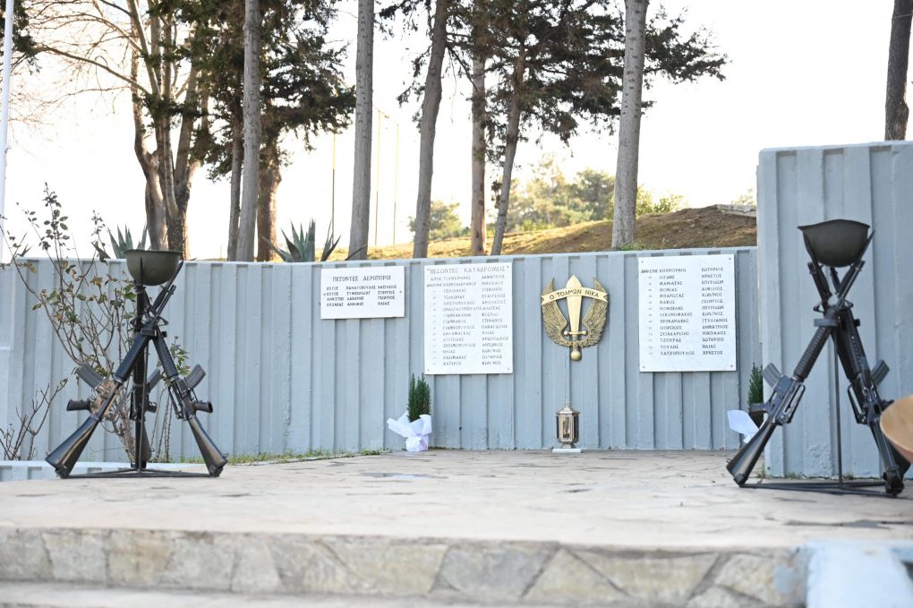 Επίσκεψη ΥΕΘΑ Νίκου Δένδια στην 1η ΜΑΛ και κατάθεση στεφάνου στο ...